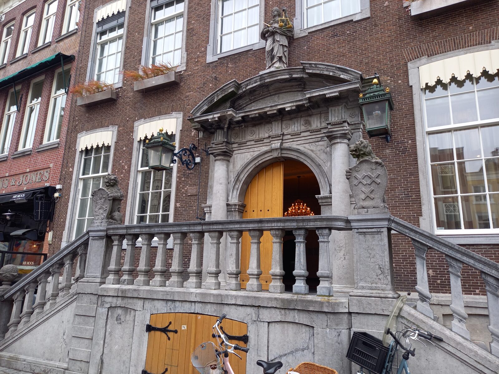 BREDA- STREETART TRIFFT HISTORISCHES - NORDISCHES REISEFIEBER